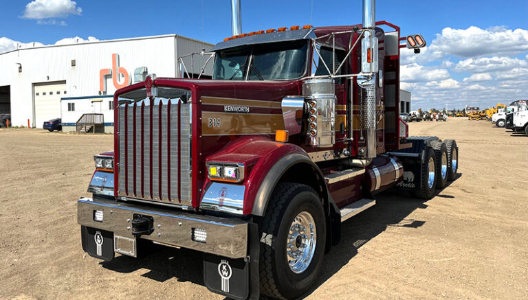 Kenworth W900: Price, Features, and Comparisons